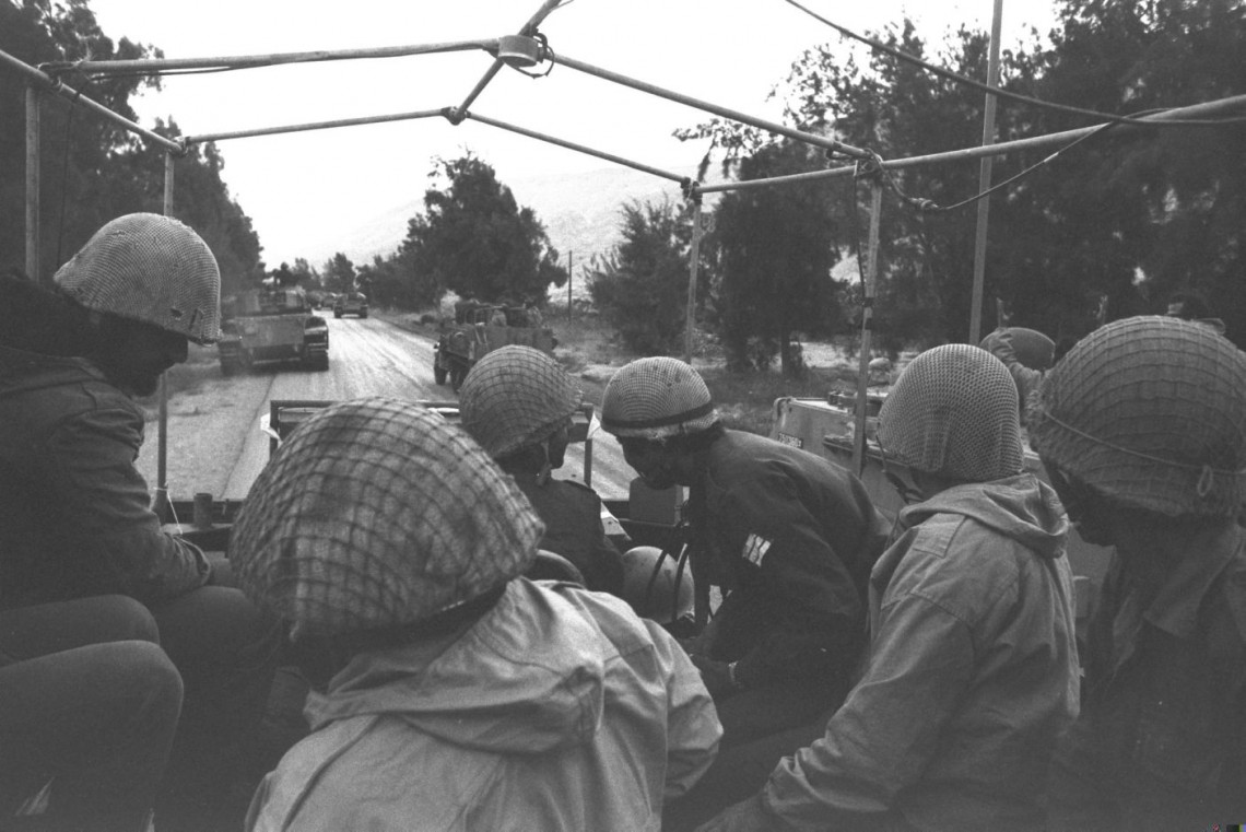 Yom Kippur war. Israeli troops towards the northern frontier to stem ...