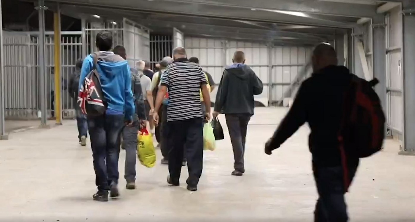 THIS footage of thousands of Palestinian workers entering Israel is NOT ...